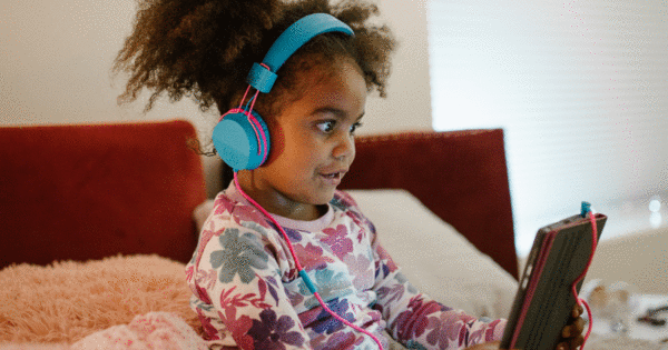 Estudo sugere que exposição à luz azul de smartphone e tablets pode ...